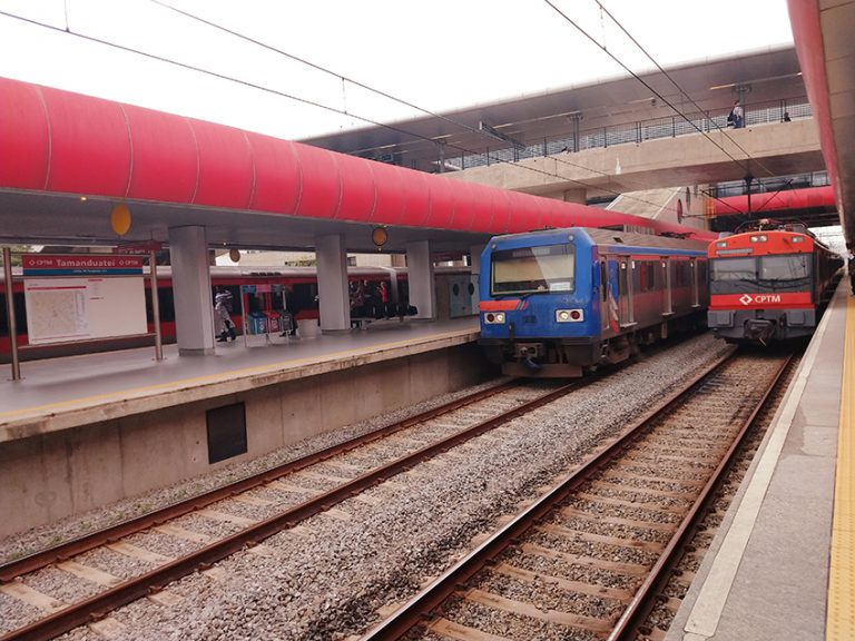 Trens da série 3000 da CPTM são vistos com mais frequência na Linha 10 ...