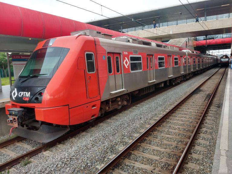 Alagamento afeta circulação de trens da Linha 10-Turquesa da CPTM