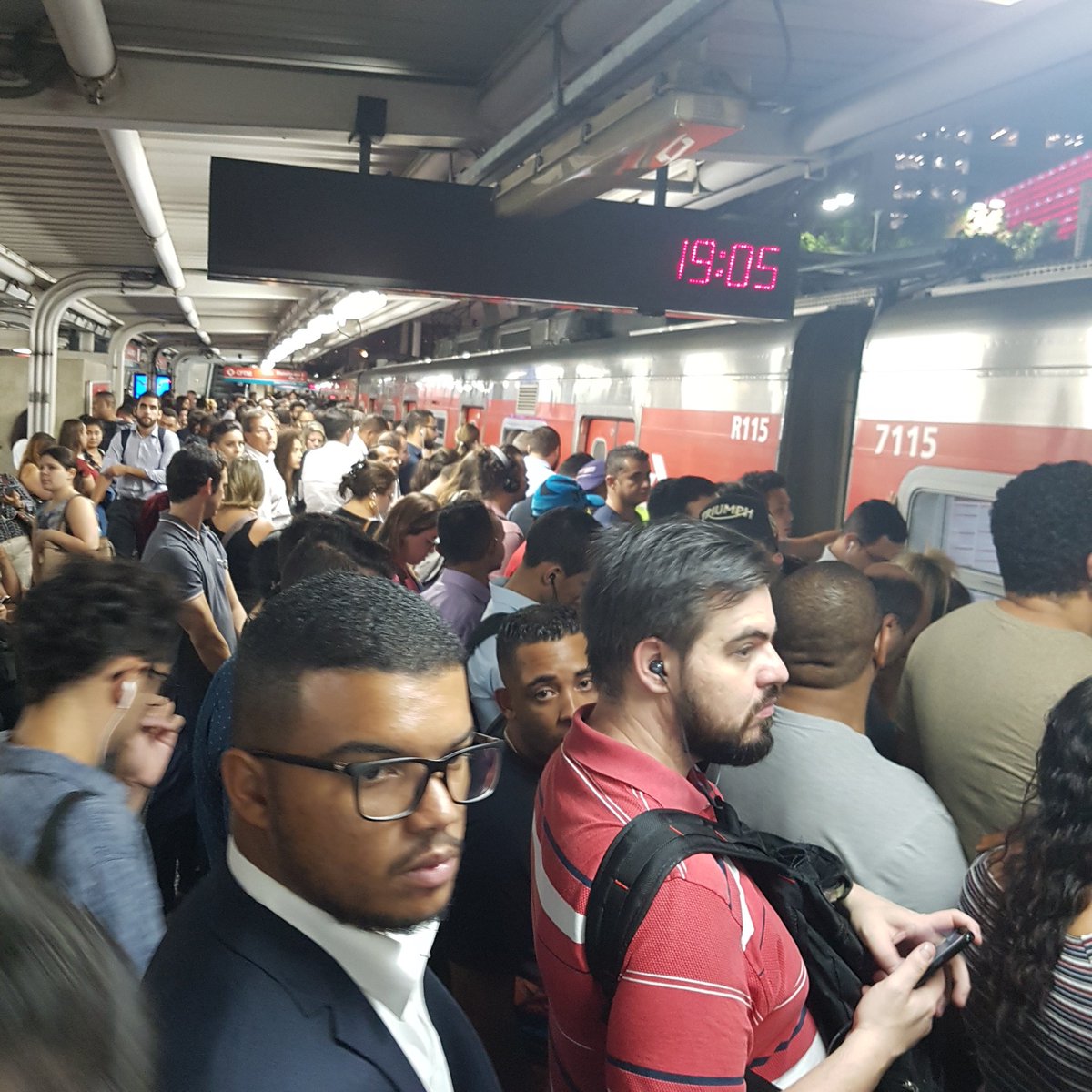 Falha em trem afeta operação na Linha 9-Esmeralda da CPTM nesta quarta ... Falha em trem afeta operação na Linha 9-Esmeralda da CPTM nesta quarta ...