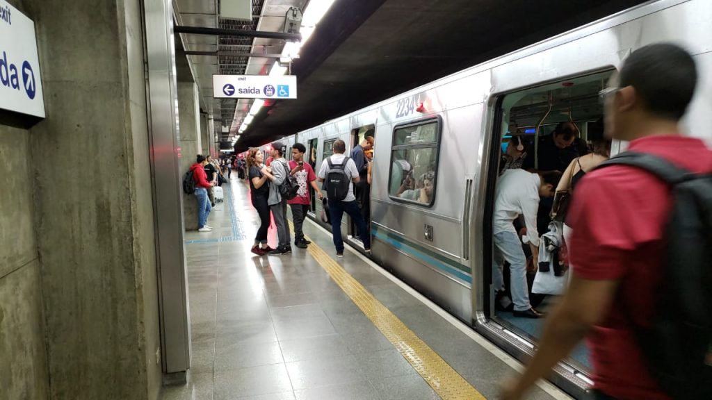 Linha 1-Azul do Metrô volta a operar normalmente após 1h40 de lentidão