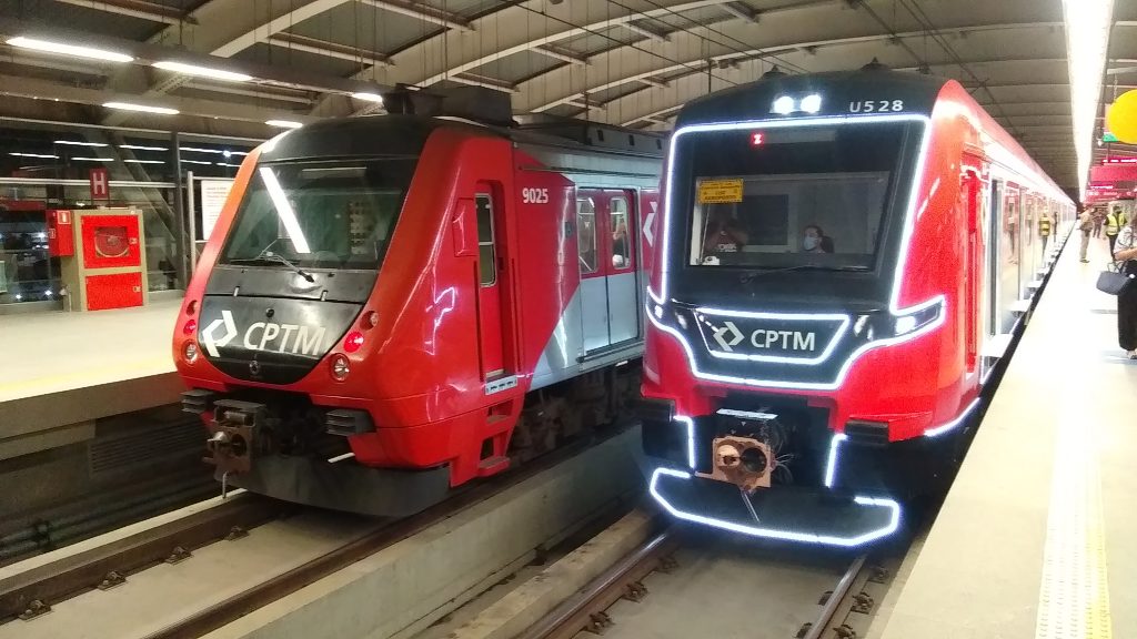 Linha 13-Jade da CPTM ganha trem iluminado do Natal