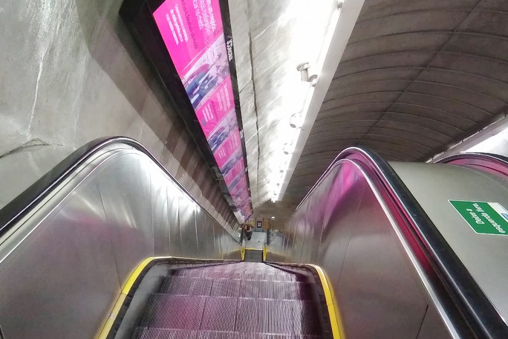 Onde surgiu a escada rolante? Veja a manutenção numa das maiores do ...