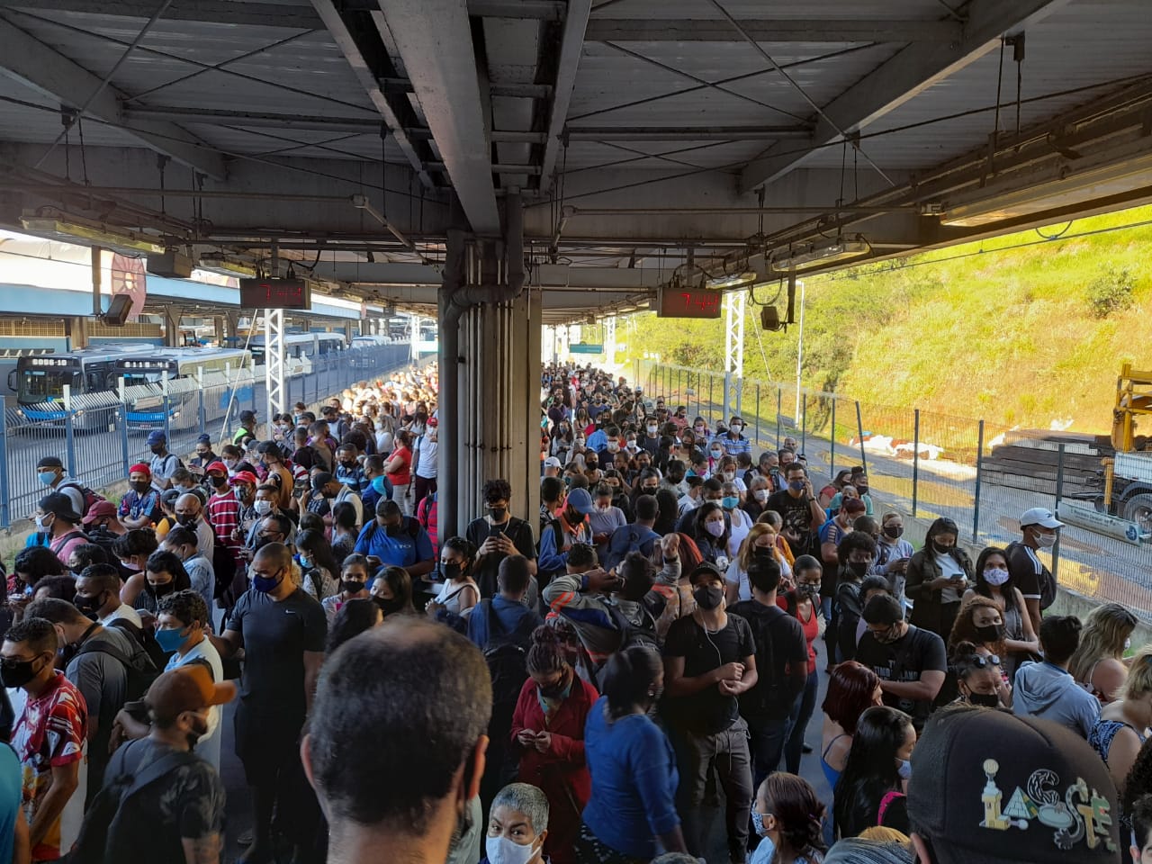 Passageiros relatam lotação e lentidão na Linha 9-Esmeralda da CPTM