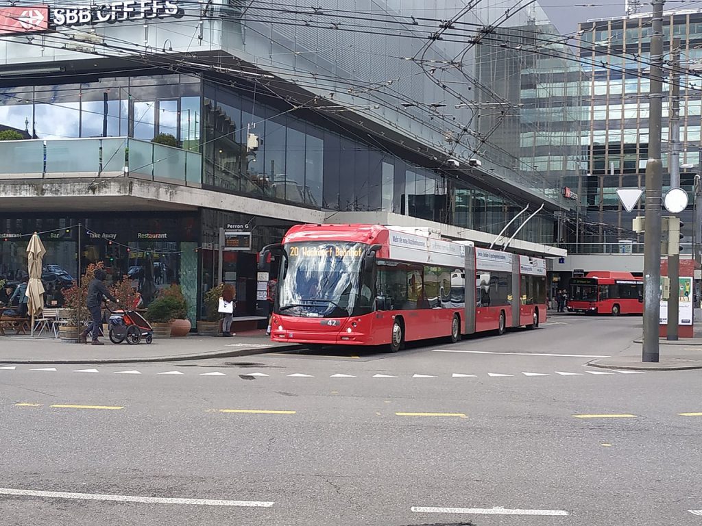 Trólebus completa 74 anos em SP com futuro incerto