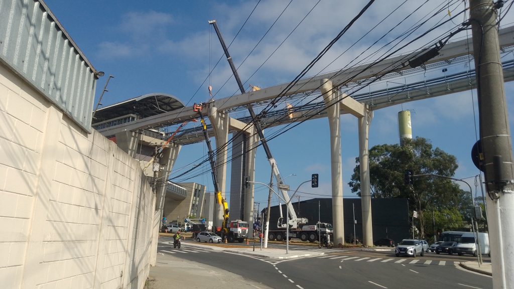 Para-choque do monotrilho após Jardim Colonial é retirado