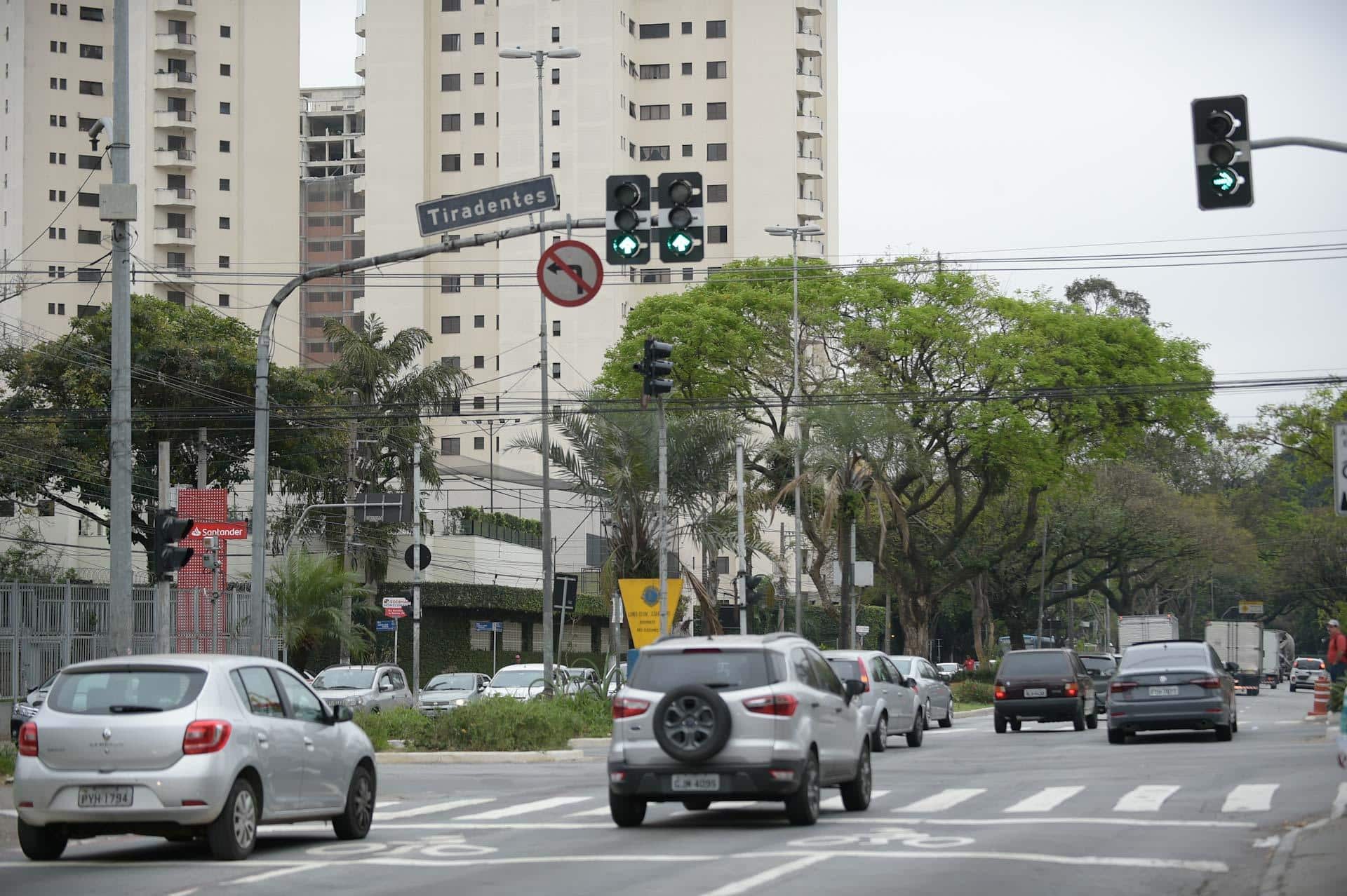 Semaforo Tiradentes x Paulo Faccini 31 - Via Trolebus
