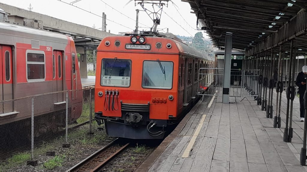 Trem da série 5400 volta a operar na Linha 8-Diamante