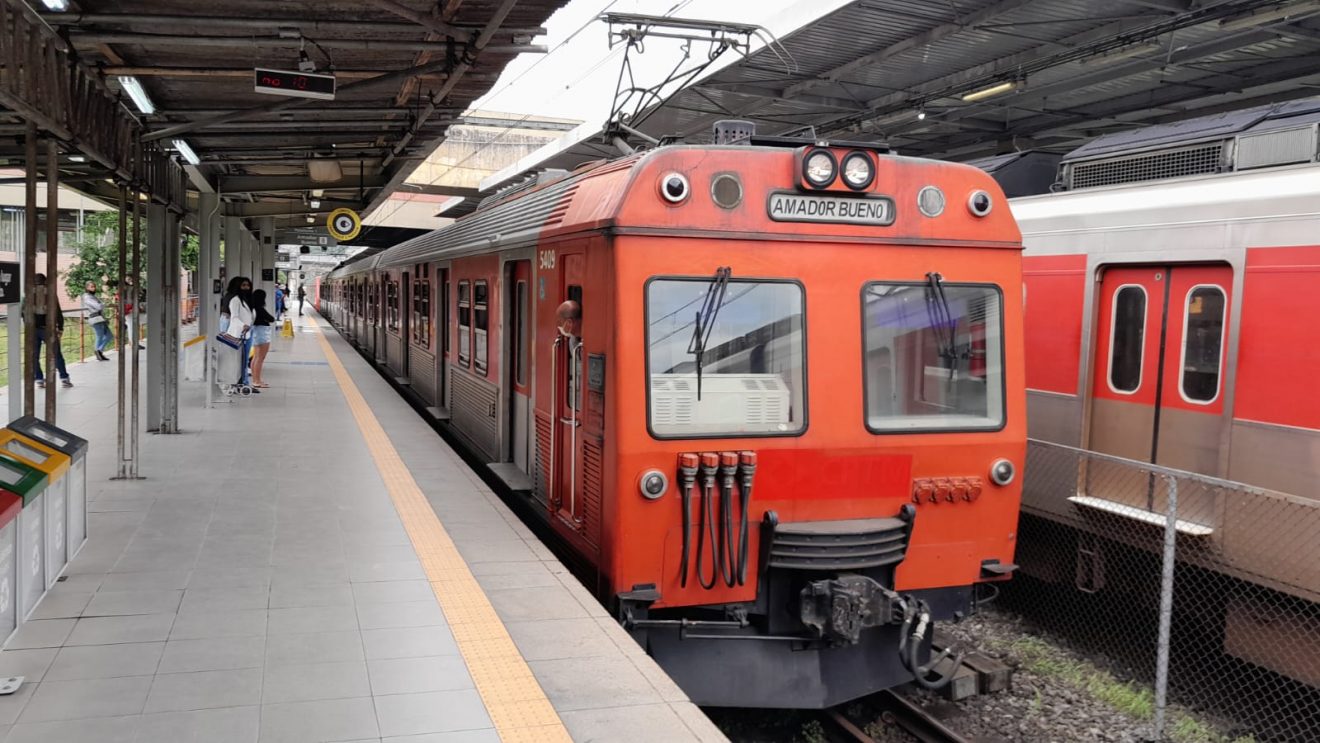 Trem da série 5400 volta a operar na Linha 8-Diamante