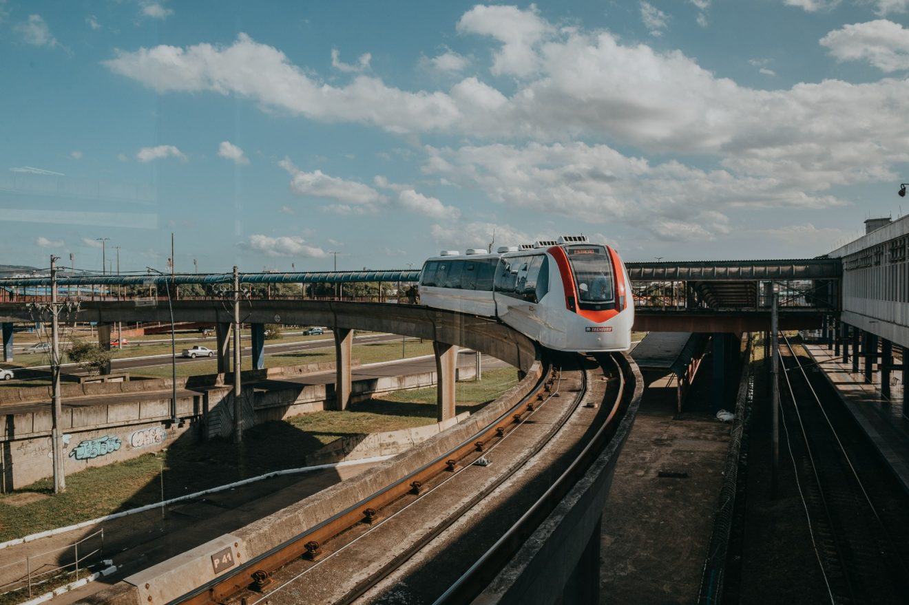 Aeromóvel de dois carros volta a operar