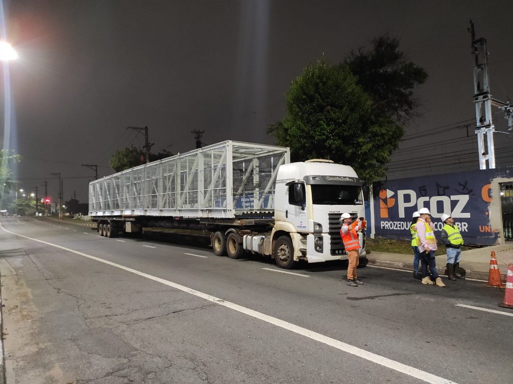 Acompanhamos a instalação de passarela de nove toneladas na Linha 8 ...