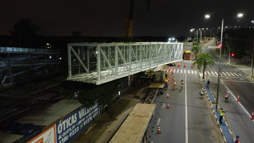 Acompanhamos a instalação de passarela de nove toneladas na Linha 8 ...