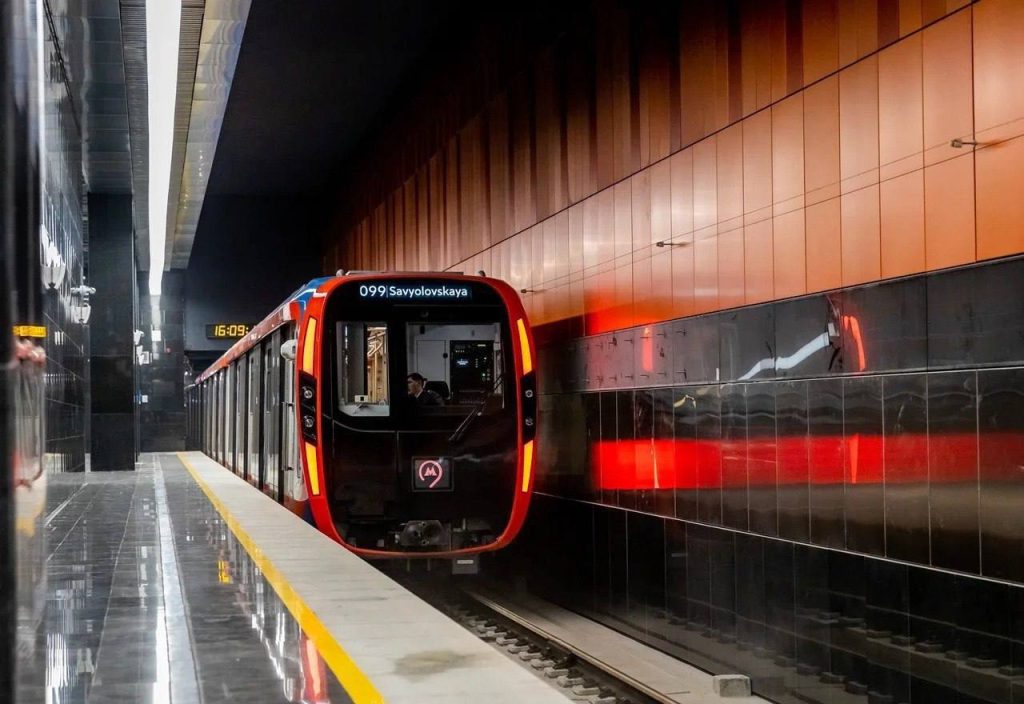 Trem premiado do metrô de Moscou chega em seu milésimo vagão