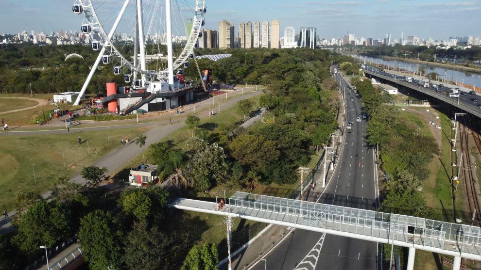 Estrutura de 130 toneladas é suspensa sobre a marginal Pinheiros