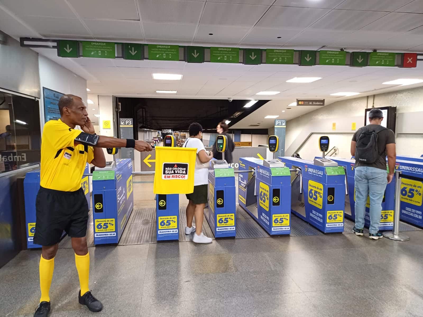 MetrôRio utiliza paixão nacional para orientar passageiros