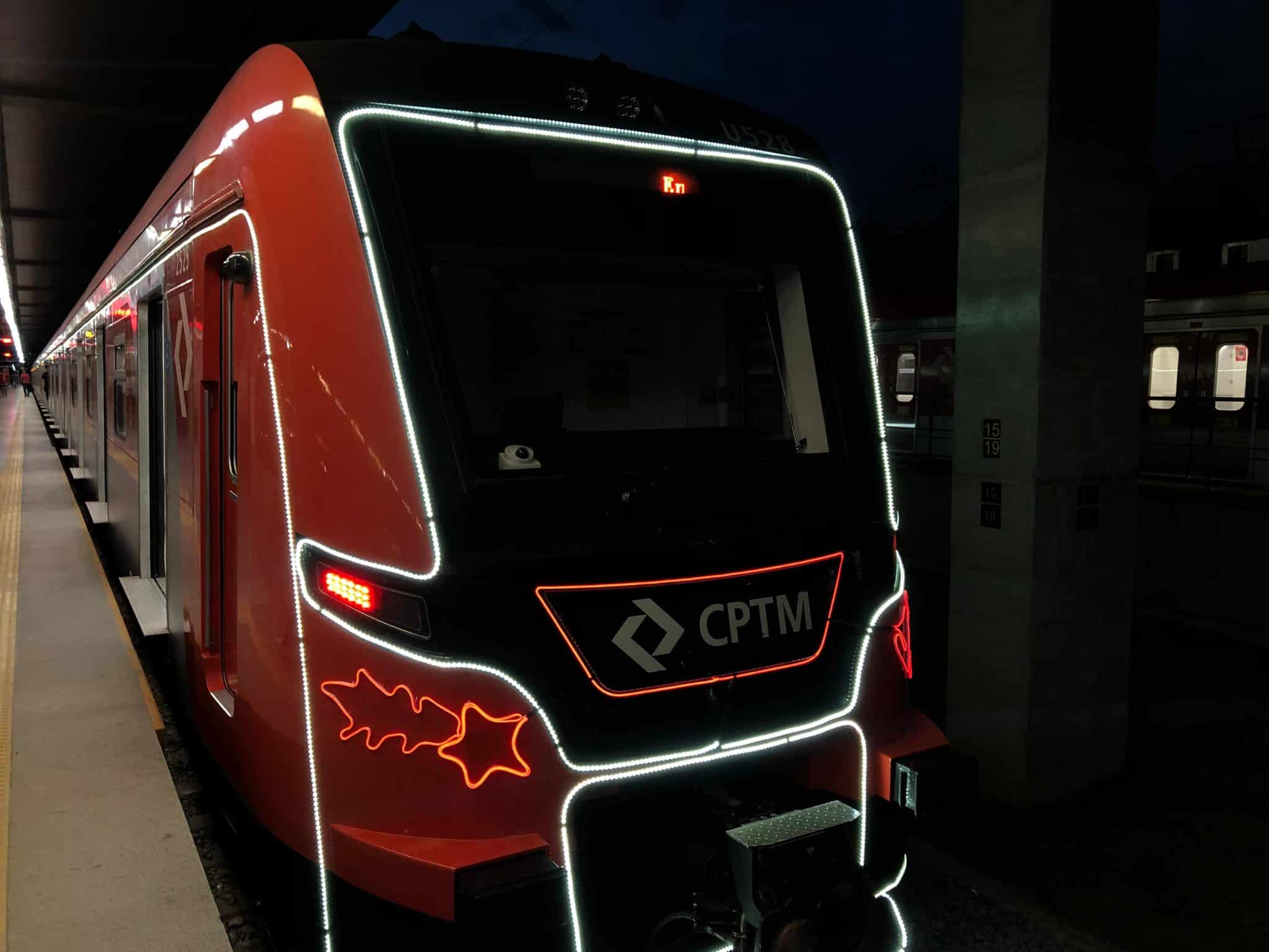 Trem da série 2500 da CPTM é estilizado com luzes de natal