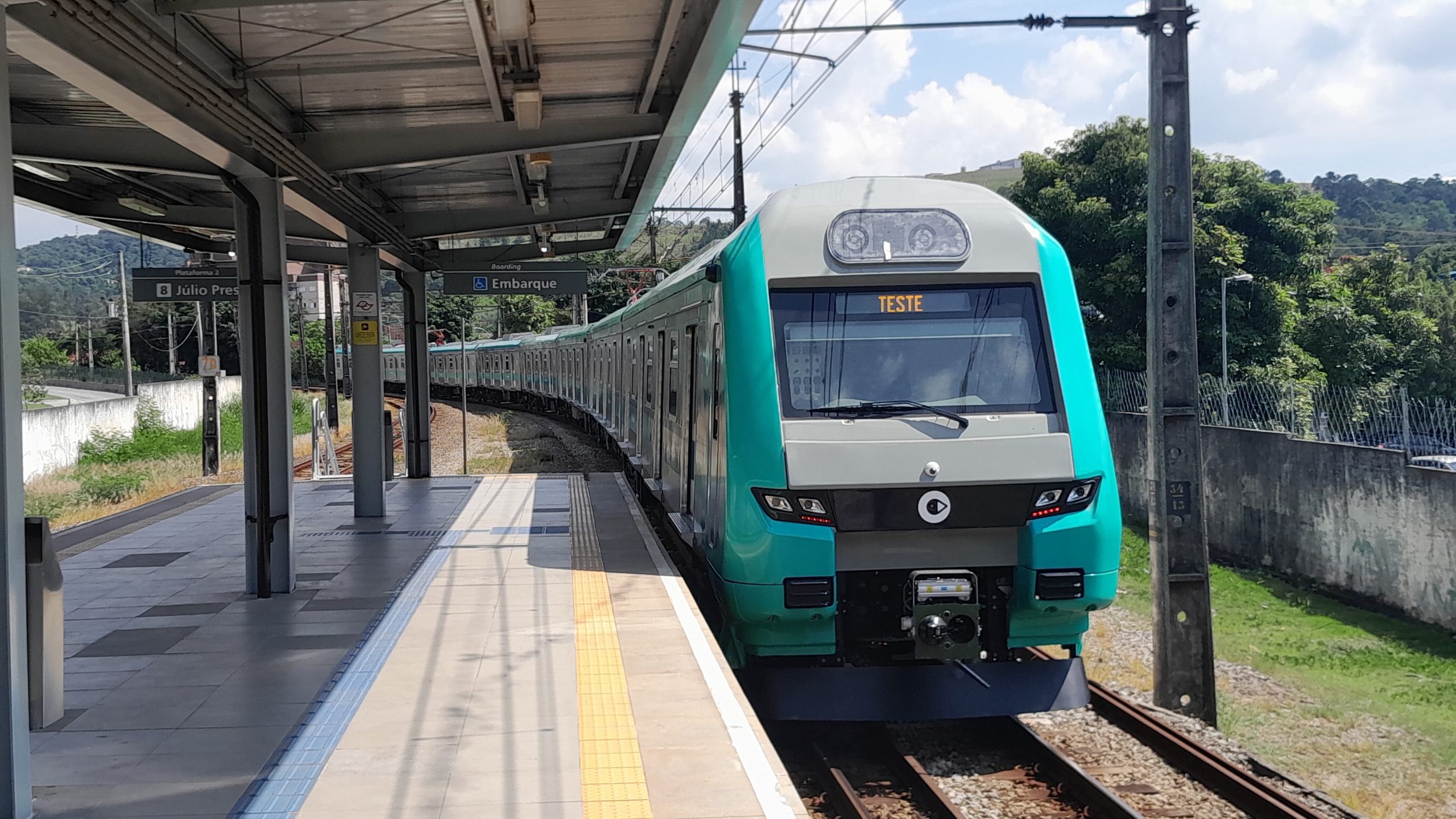 Quantos trens novos estão operando na Linha 8-Diamante?
