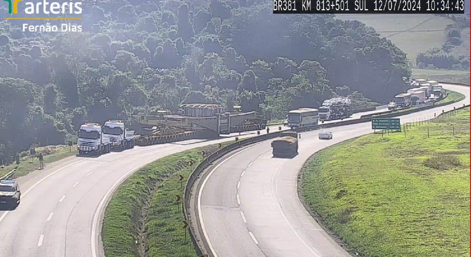 Rodovia Fernão Dias tem lentidão por conta de carreta com carga excedente