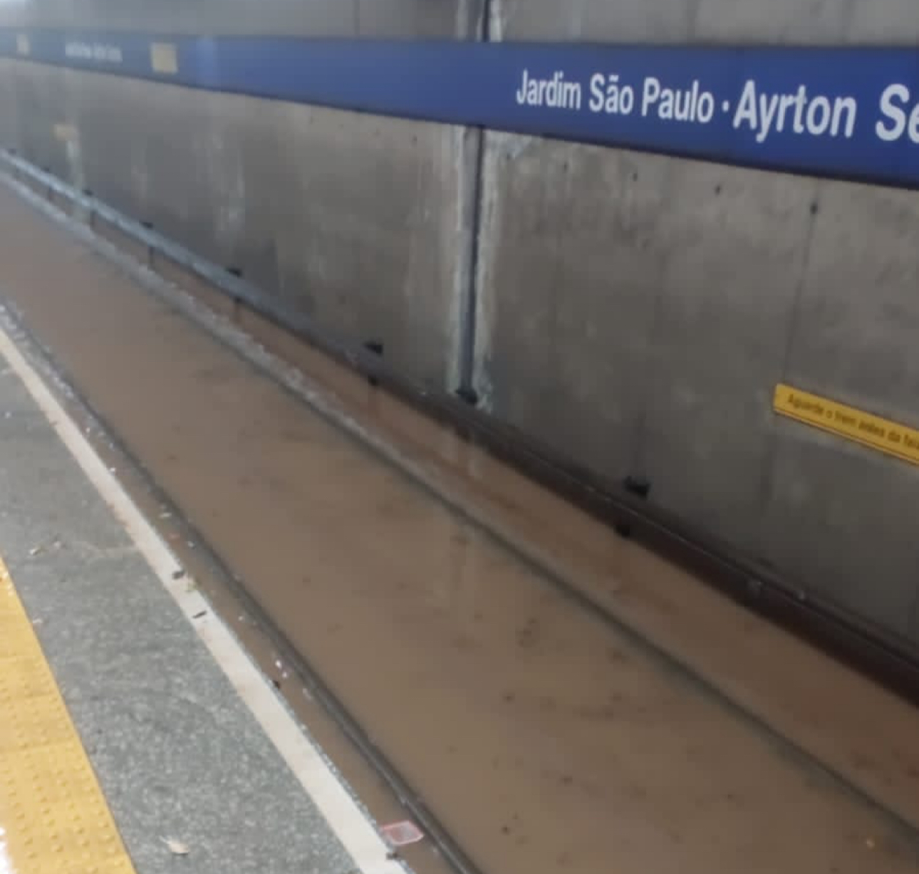 Trecho da Linha 1-Azul do Metrô segue fechado após alagamento